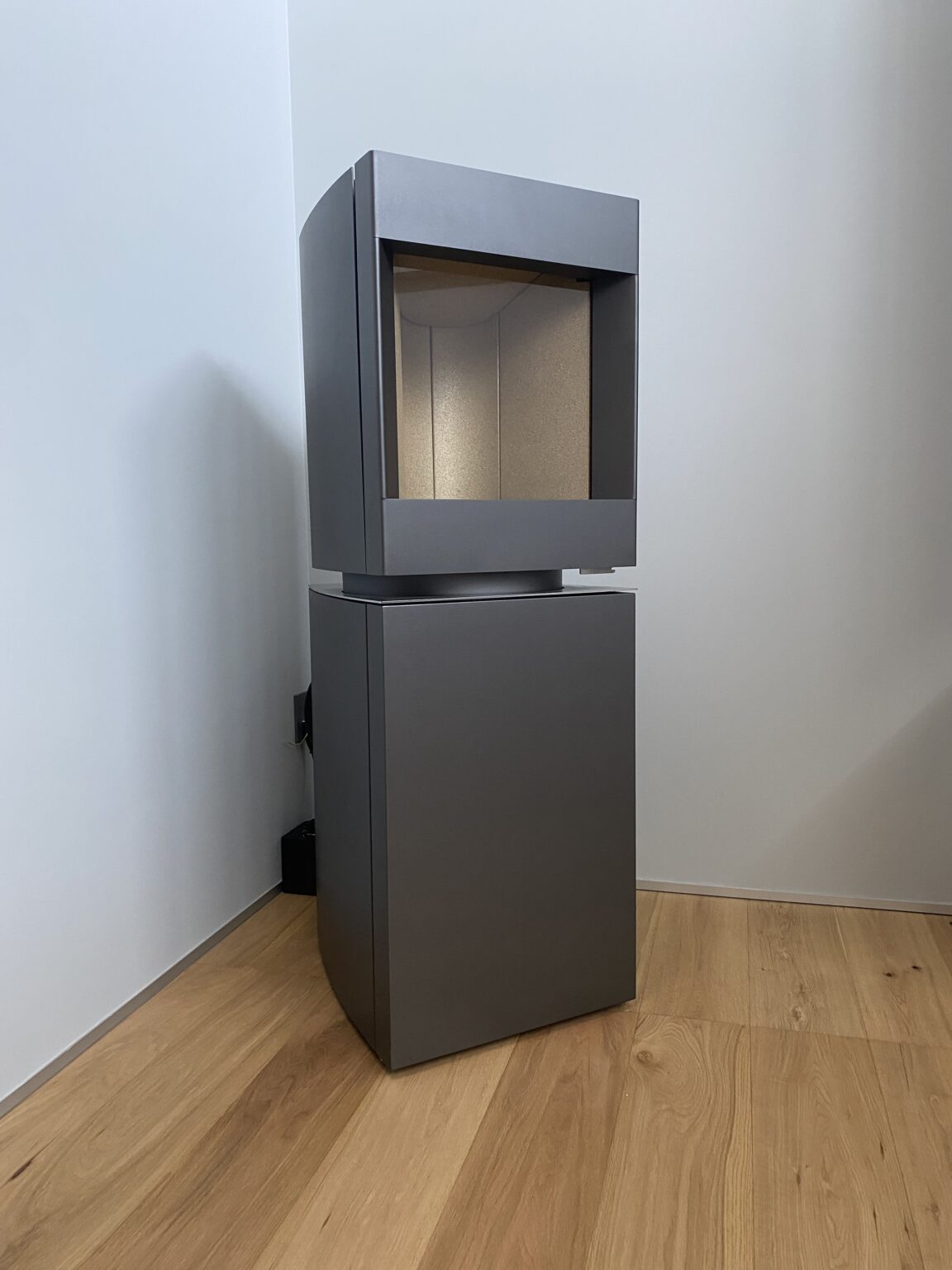 炎がモニター画面に映し出されたような、ペレットストーブ。 温風は出ない、輻射熱が強力なベルギー🇧🇪のストーブ。